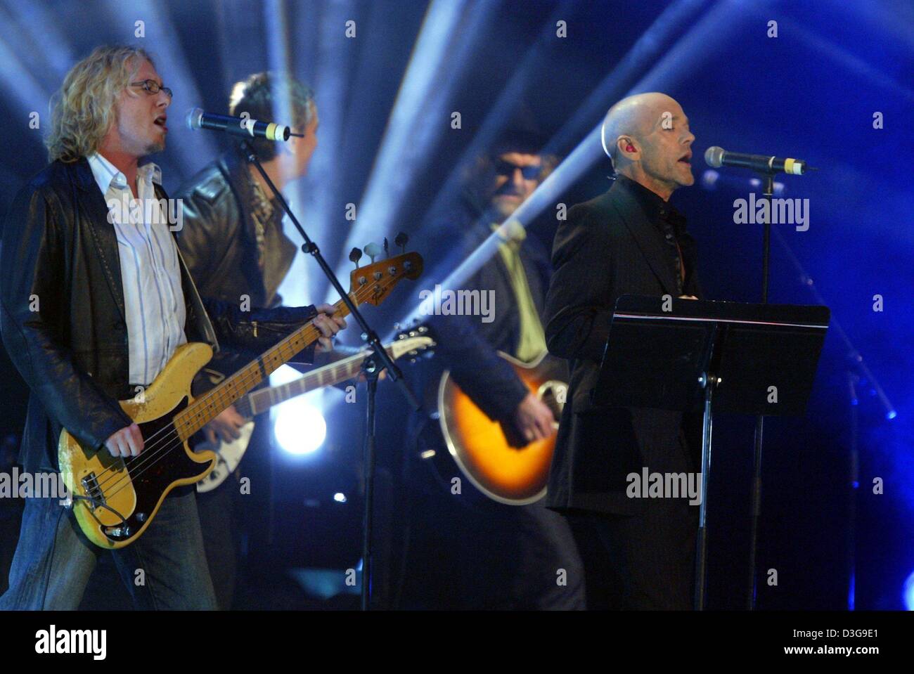 (dpa) - Singer Michael Stipe (R) and his band R.E.M. perform on stage ...