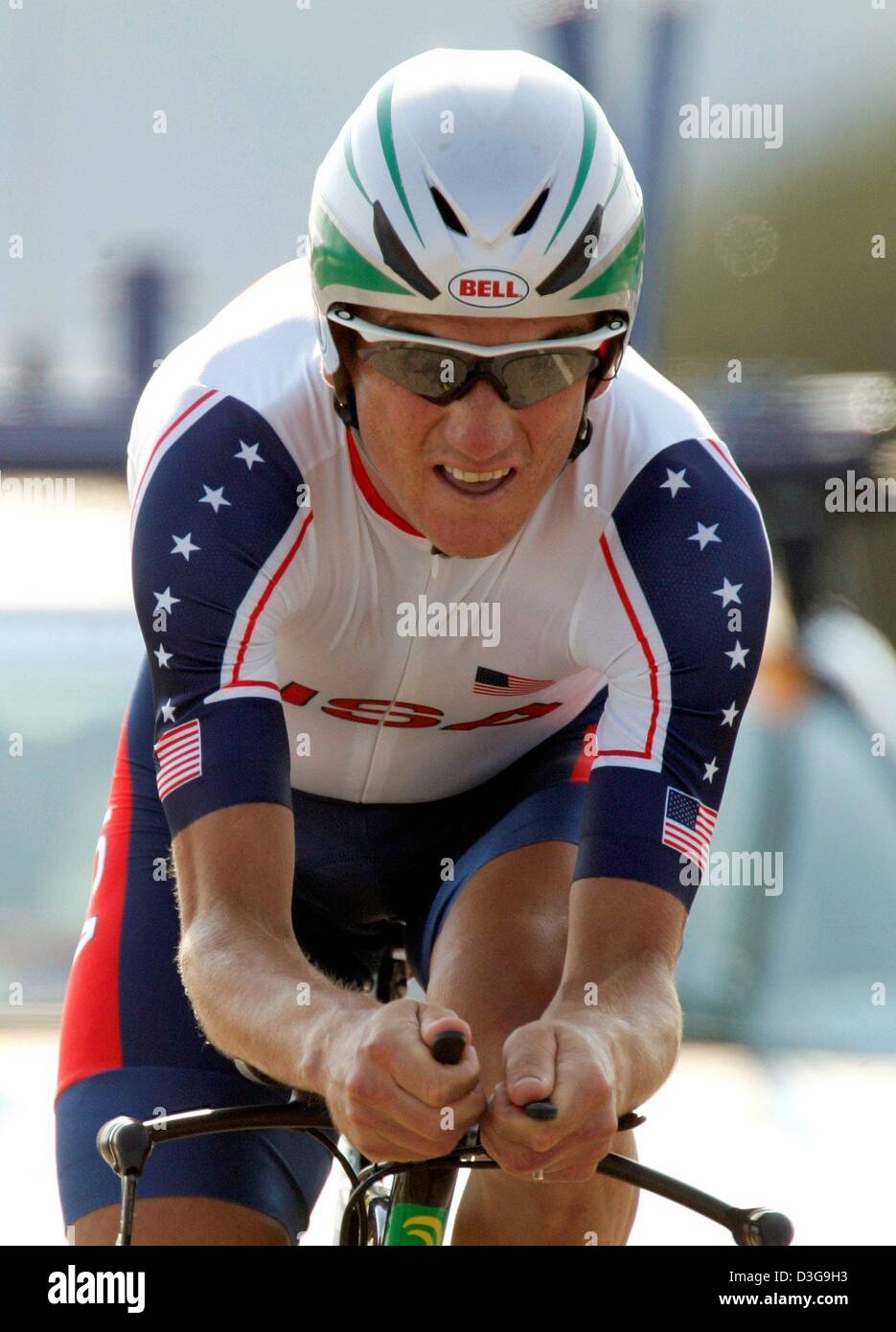 (dpa) - US cyclist Tyler Hamilton on his bike during the men's cycling ...