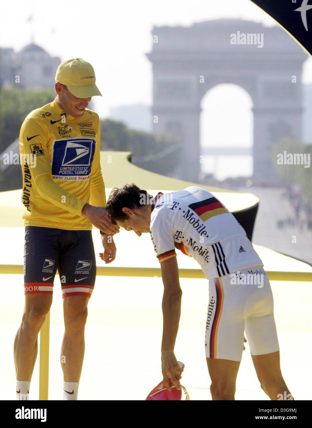 (dpa) - Second placed German Andreas Kloeden (R) of Team T-Mobile bows ...