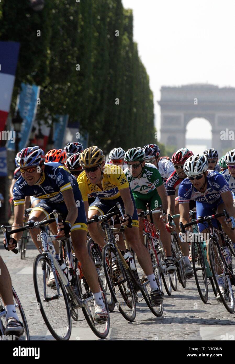 (dpa) - US cyclist Lance Armstrong (C) rides with the famous triumph ...