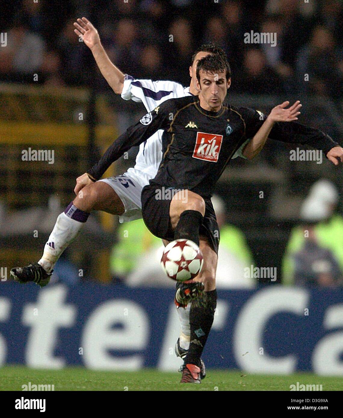 (dpa) - Bremen midfielder Johan Micoud (front) fights for the ball with ...