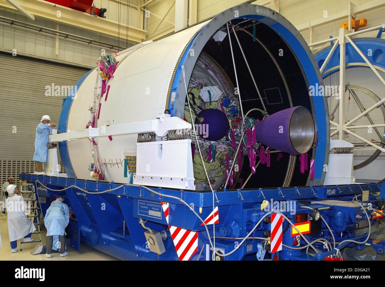 (dpa) - The new top segment of the Ariane 5 space rocket is being ...