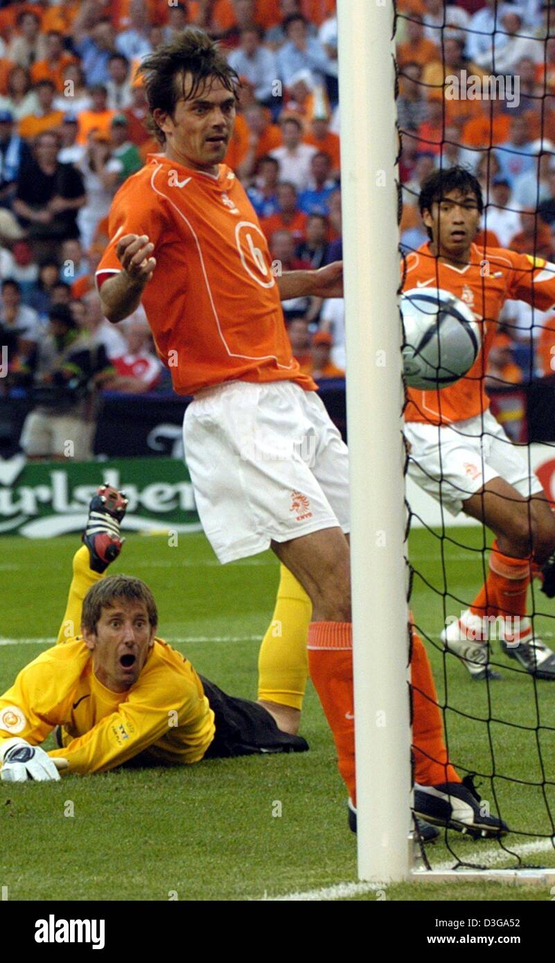 (dpa) - With horror Dutch goalkeeper Edwin van der Sar looks after the ...