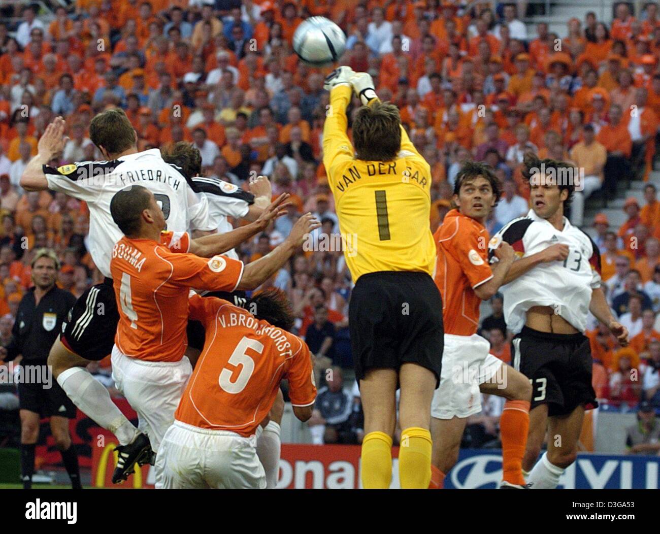 (dpa) - Dutch goalkeeper Edwin van der Sar (C) pounds the ball away ...