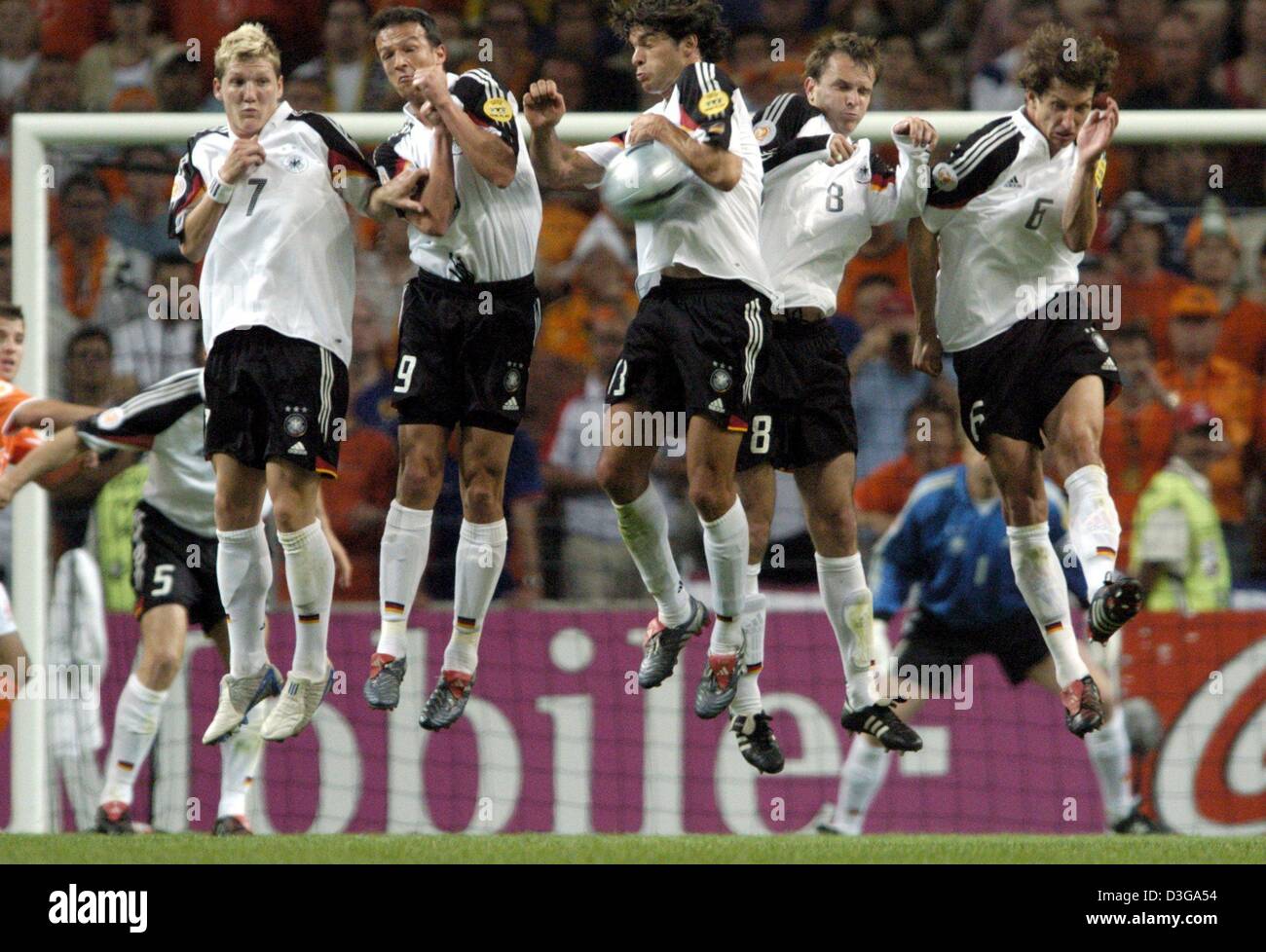 (dpa) - The wall of German players (from L:) Bastian Schweinsteiger ...