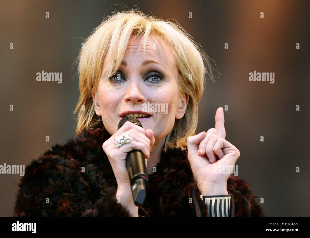 (dpa) - French hit singer Patricia Kaas gestures as she sings during ...
