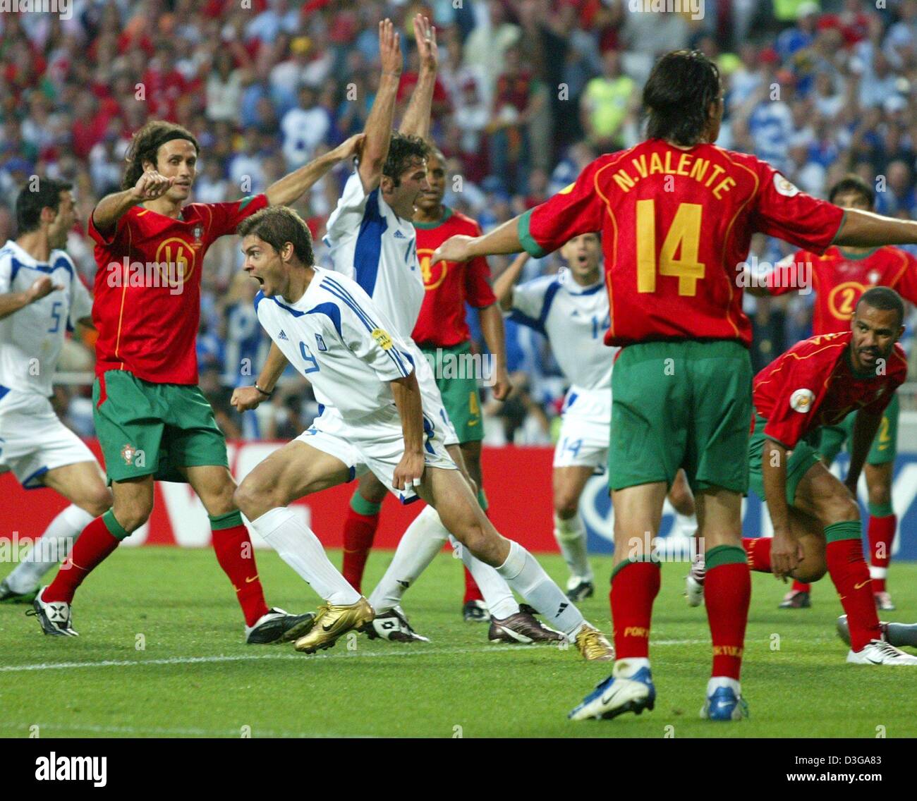 (dpa) - Greek striker Angelos Charisteas (3rd from L, no.9) cheers ...