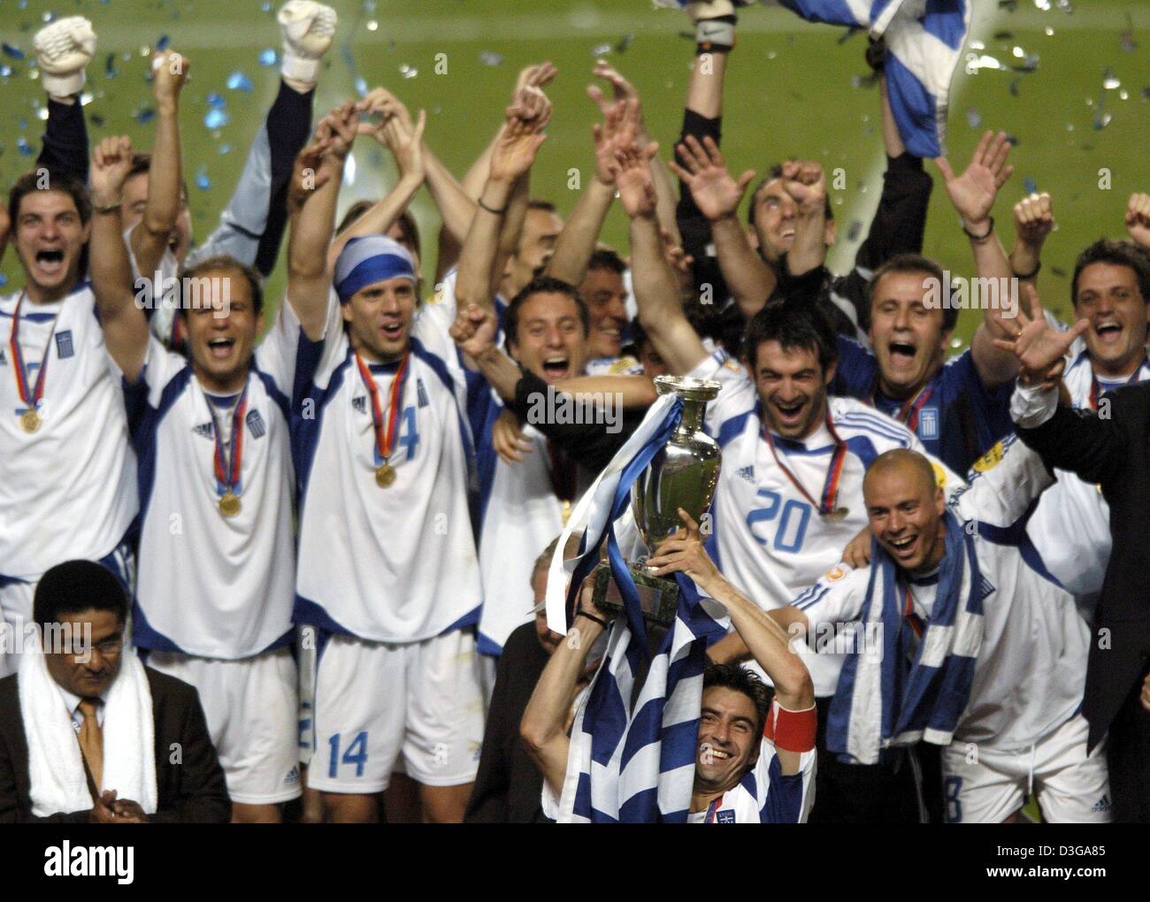 (dpa) - Greece team captain Theodoros Zagorakis (front) holds up the ...
