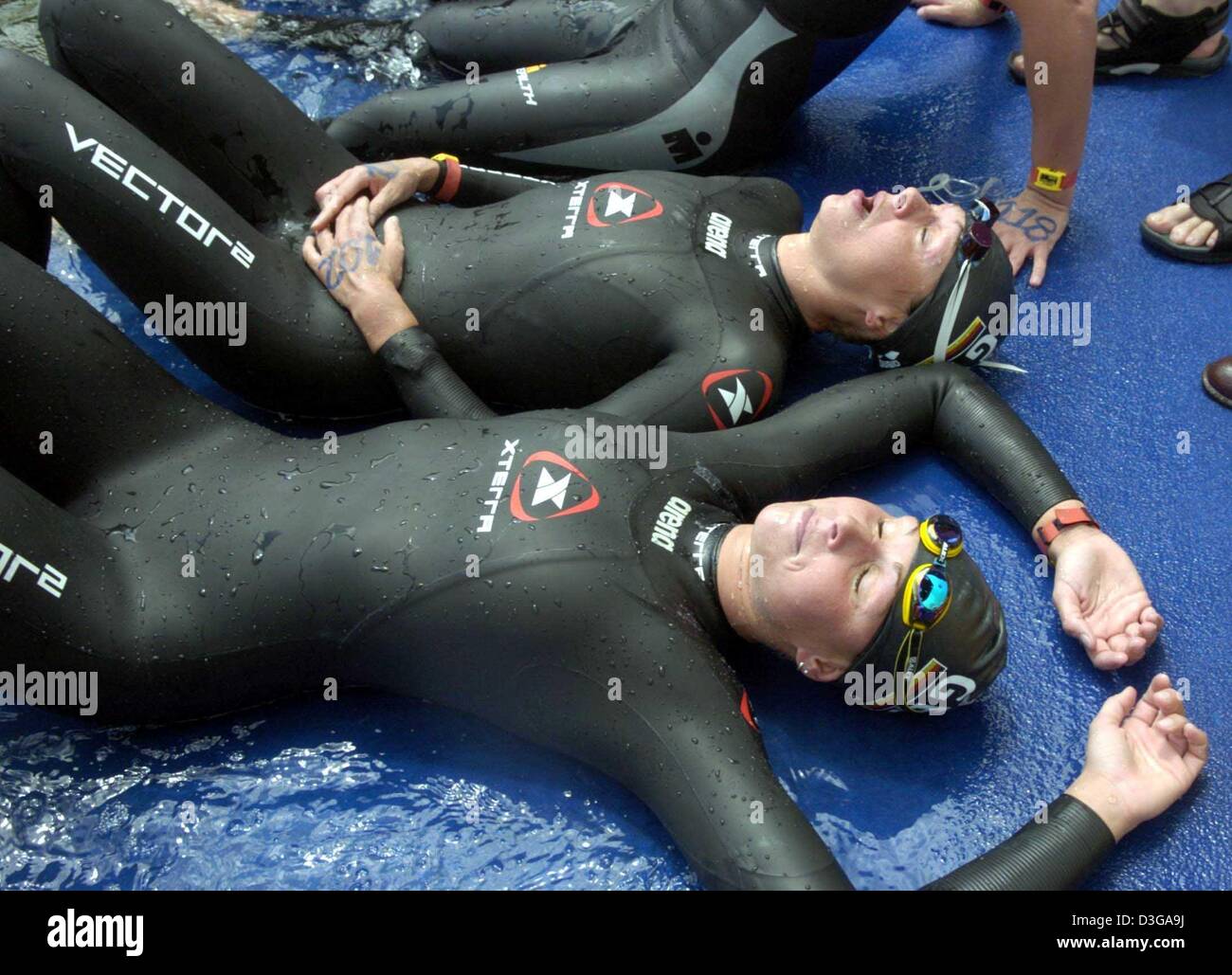 (dpa) - Totally exhausted lie the two German swimmers Britta Kamrau ...