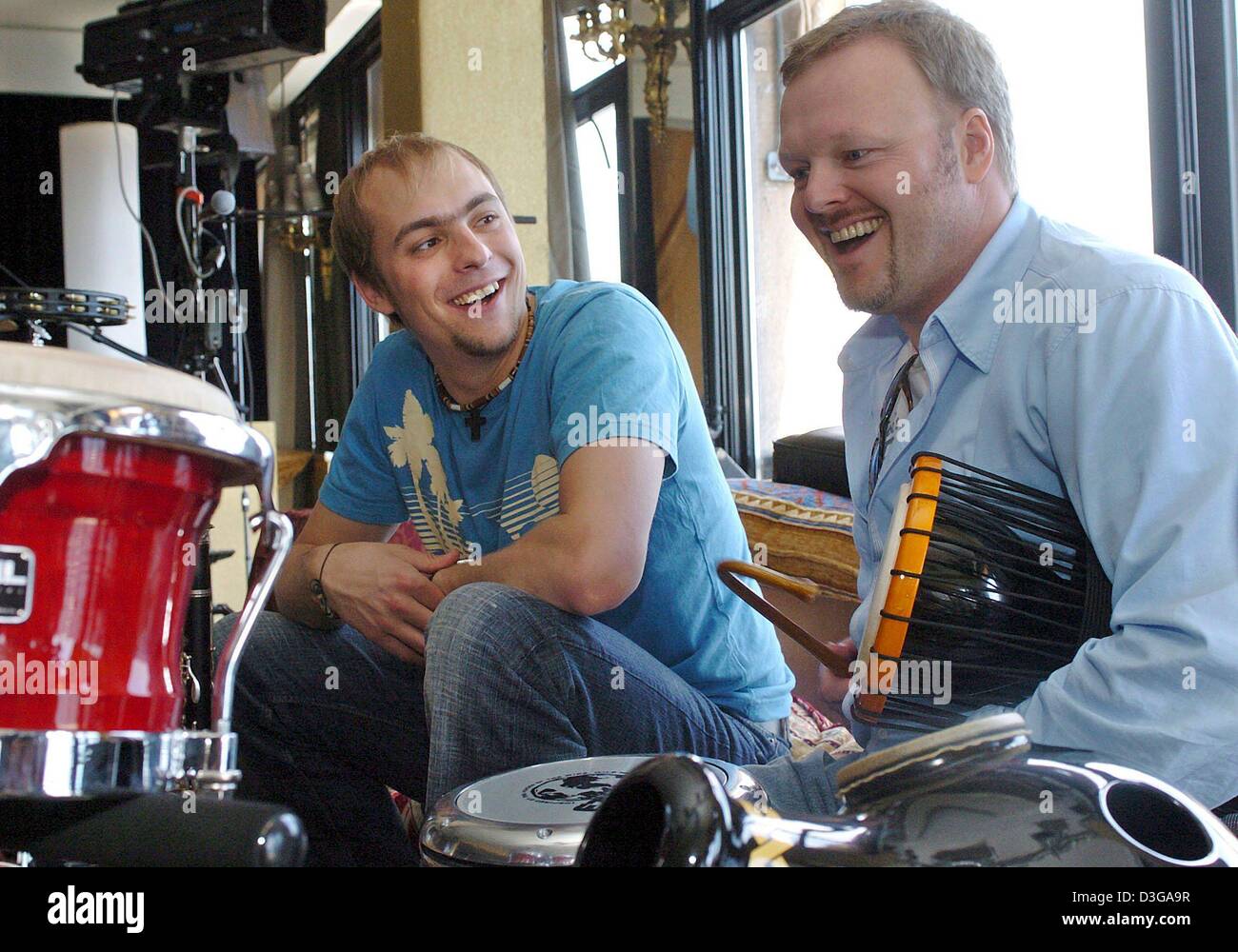 (dpa) - German singer Max (L) and German TV presenter Stefan Raab who ...