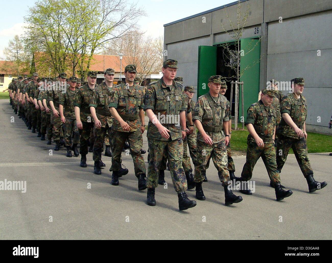 (dpa) - About 200 soldiers of the German Bundeswehr march in Dornstadt ...