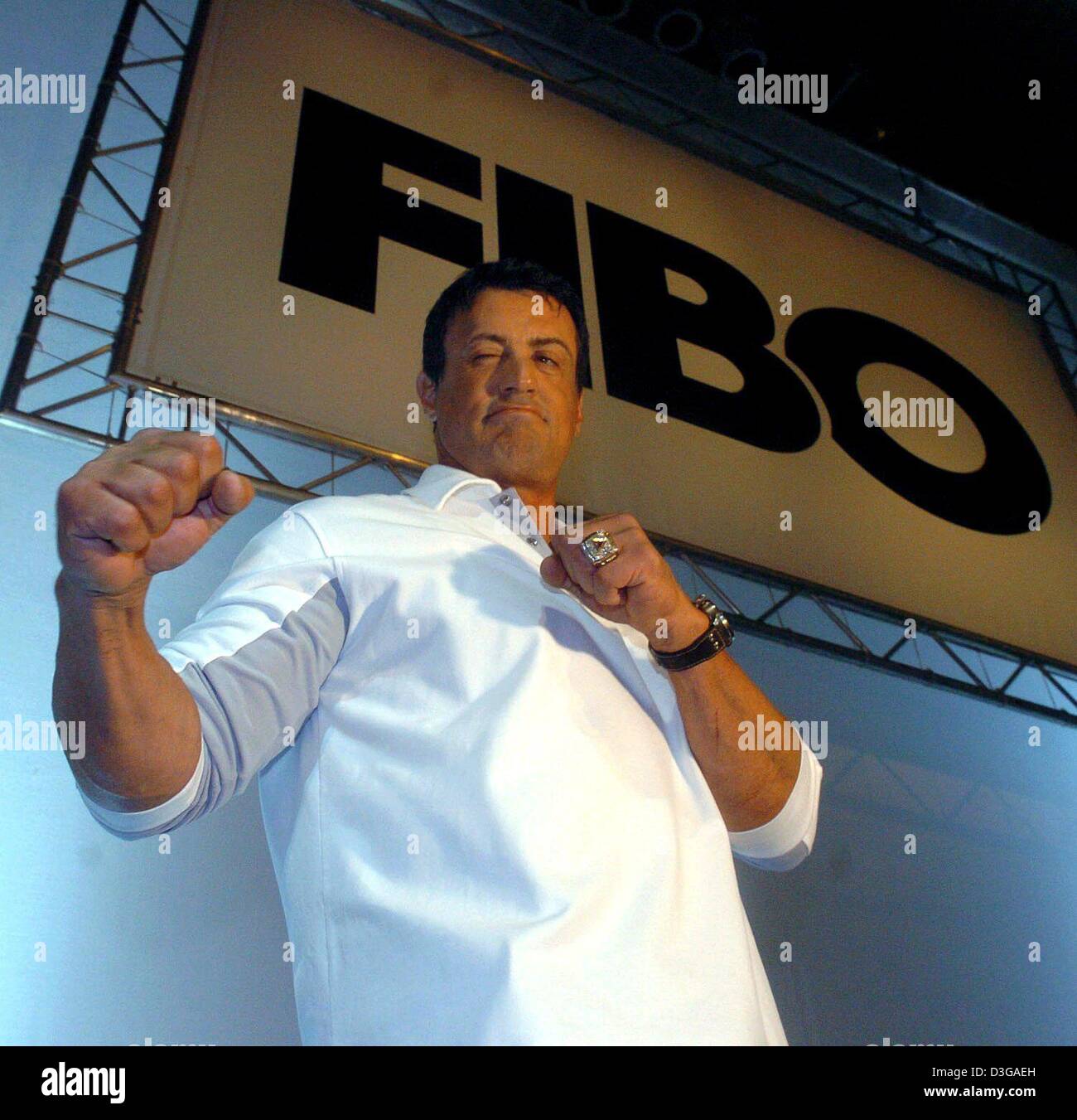 (dpa) - US actor Sylvester Stallone poses in a fighting position as he ...
