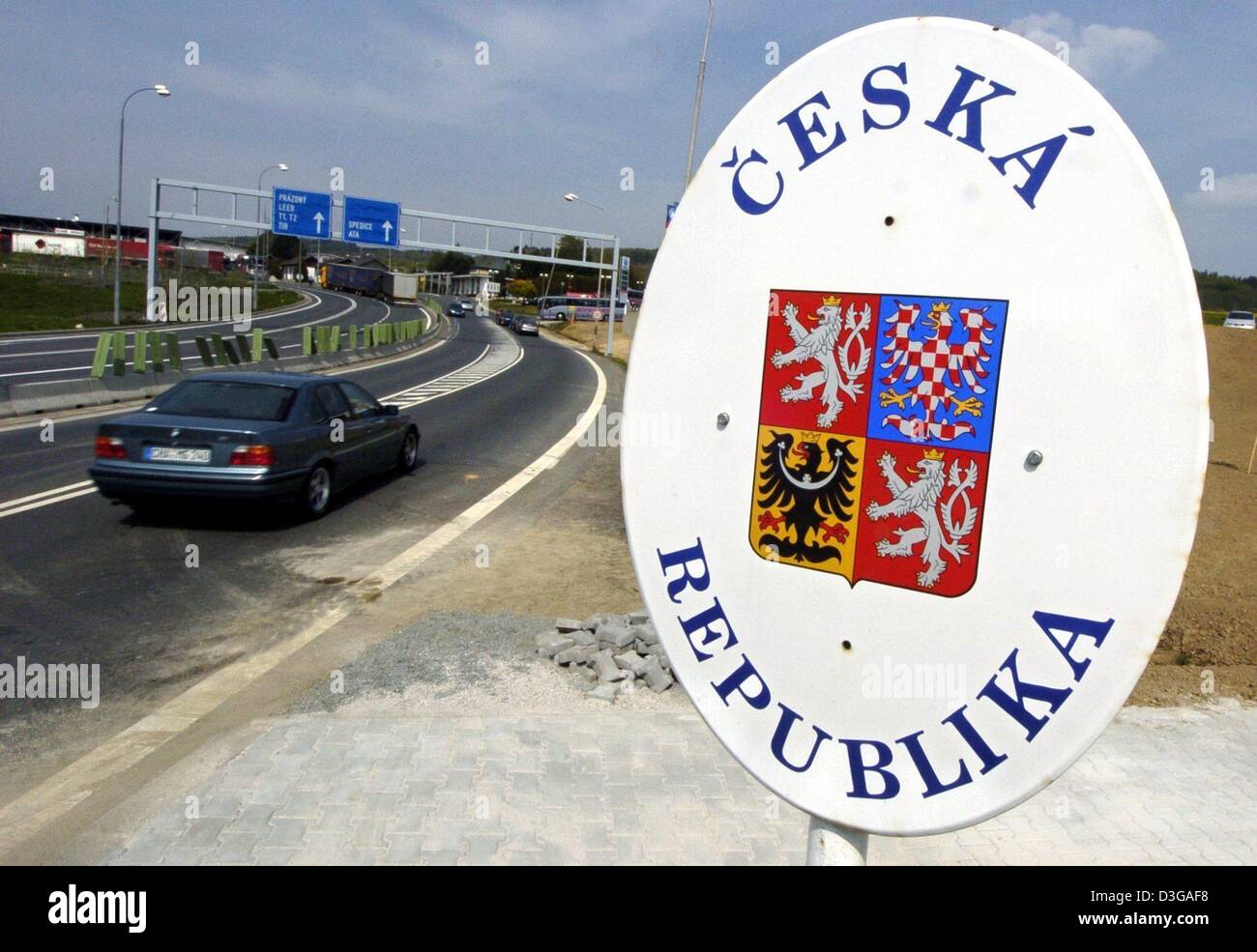 (dpa) - A car passes the sign showing the emblem of the Czech Republic ...