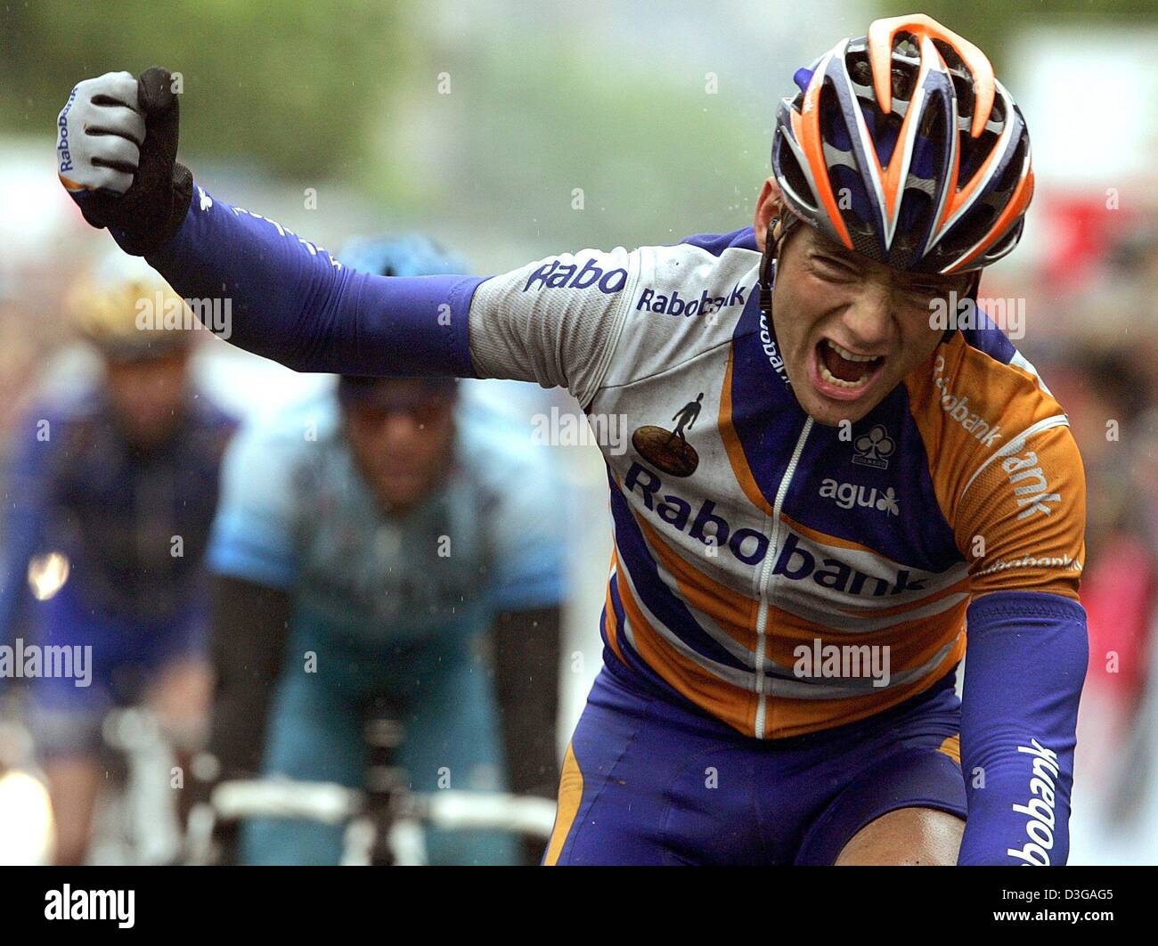 (dpa) - Dutch cycling pro Karsten Kroon (R) of Team Rabobank gestures ...