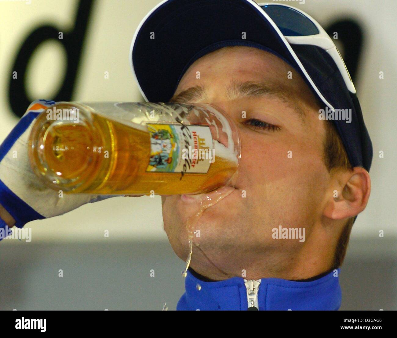 (dpa) - Dutch cycling pro Karsten Kroon of Team Rabobank drinks a glass ...