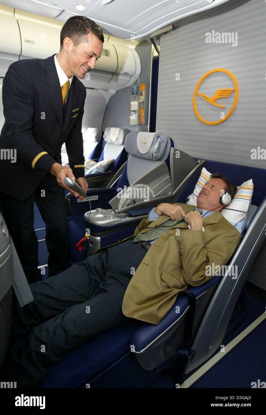 (dpa) - A Lufthansa steward explains the functions of the new ...