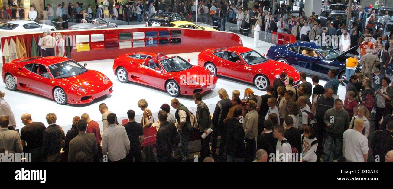 Crowd around car hi-res stock photography and images - Alamy