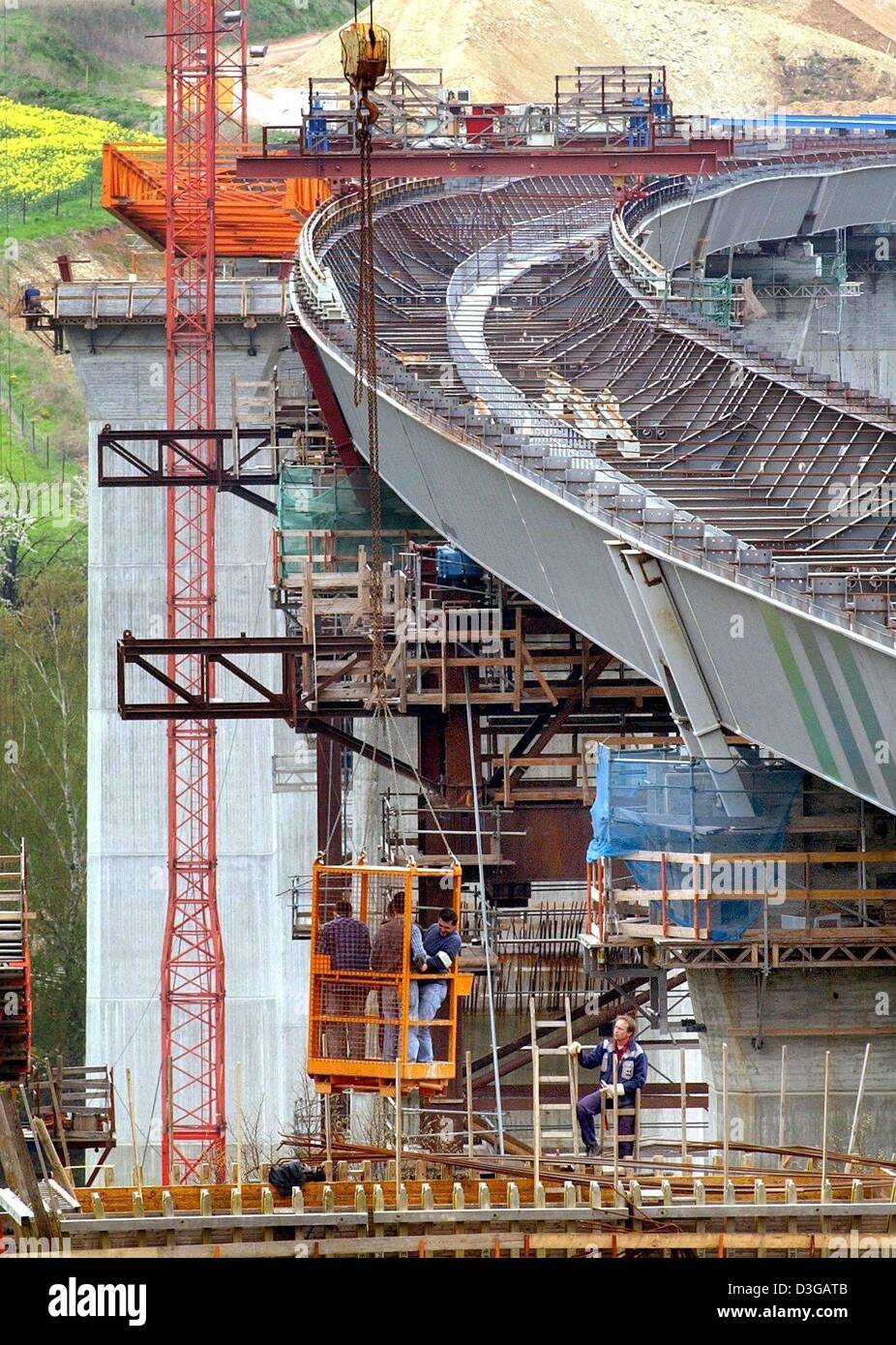 (dpa) - Labourers work on the construction of the Loessnitztal autobahn ...