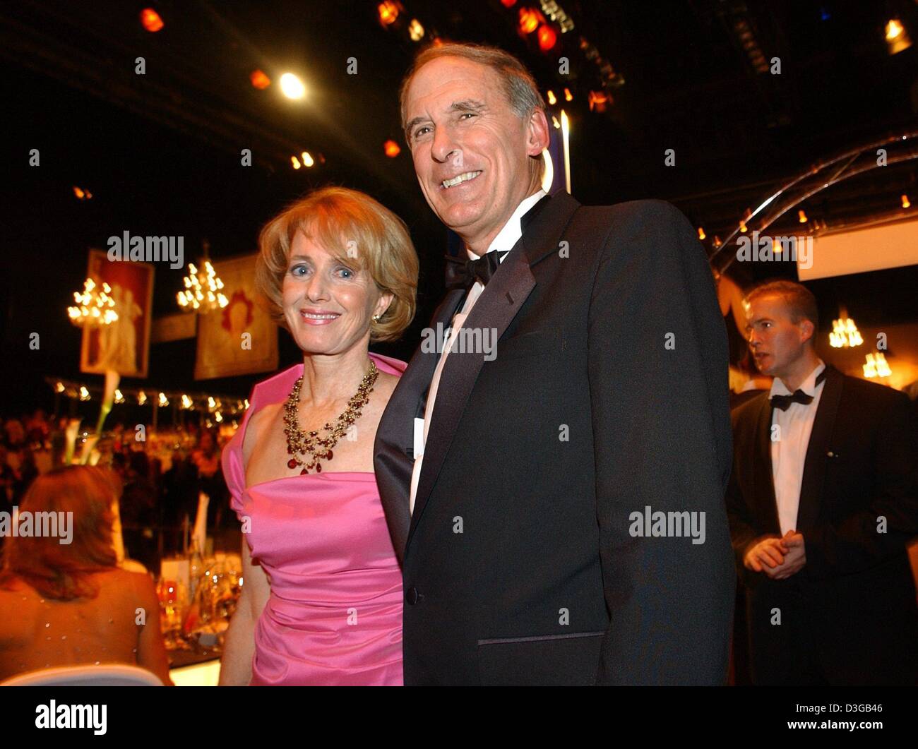 (dpa) - US ambassador to Germany Daniel Coats and his wife Marsha ...
