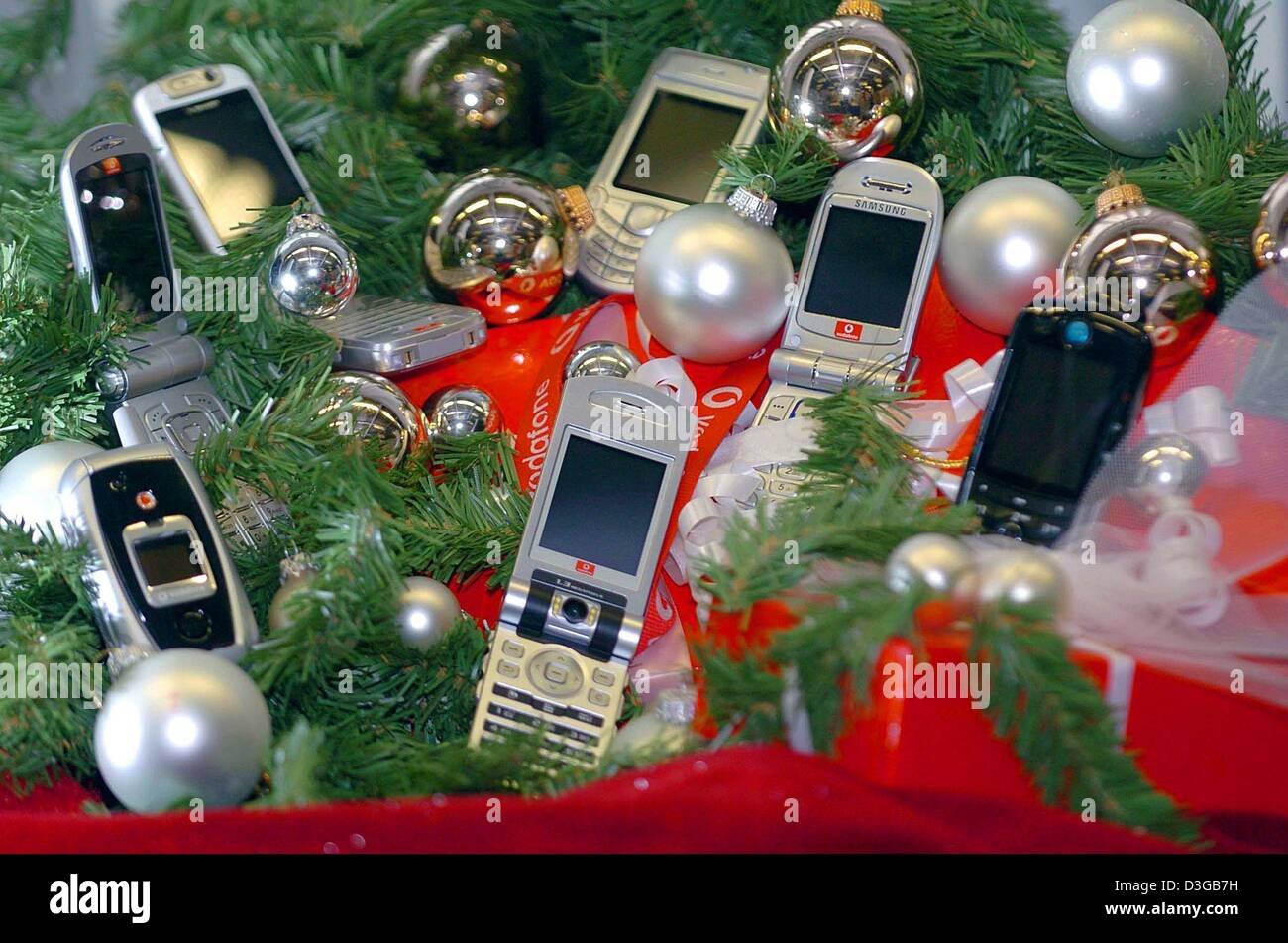 (dpa) - Seven new UMTS mobile phones lie between spruce in Duesseldorf ...