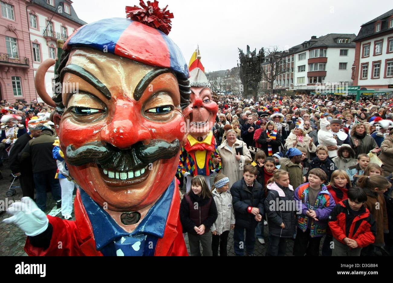 (dpa) - An oversized head, a traditional figure of the Mainz carnival ...