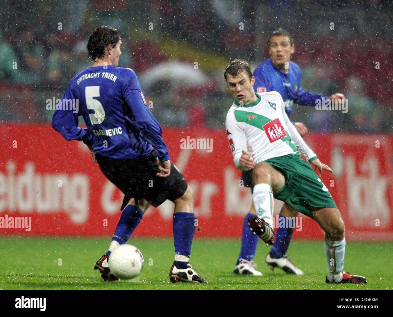 (dpa) - Bremen's Daniel Jensen (C) shoots past Trier's Milan ...