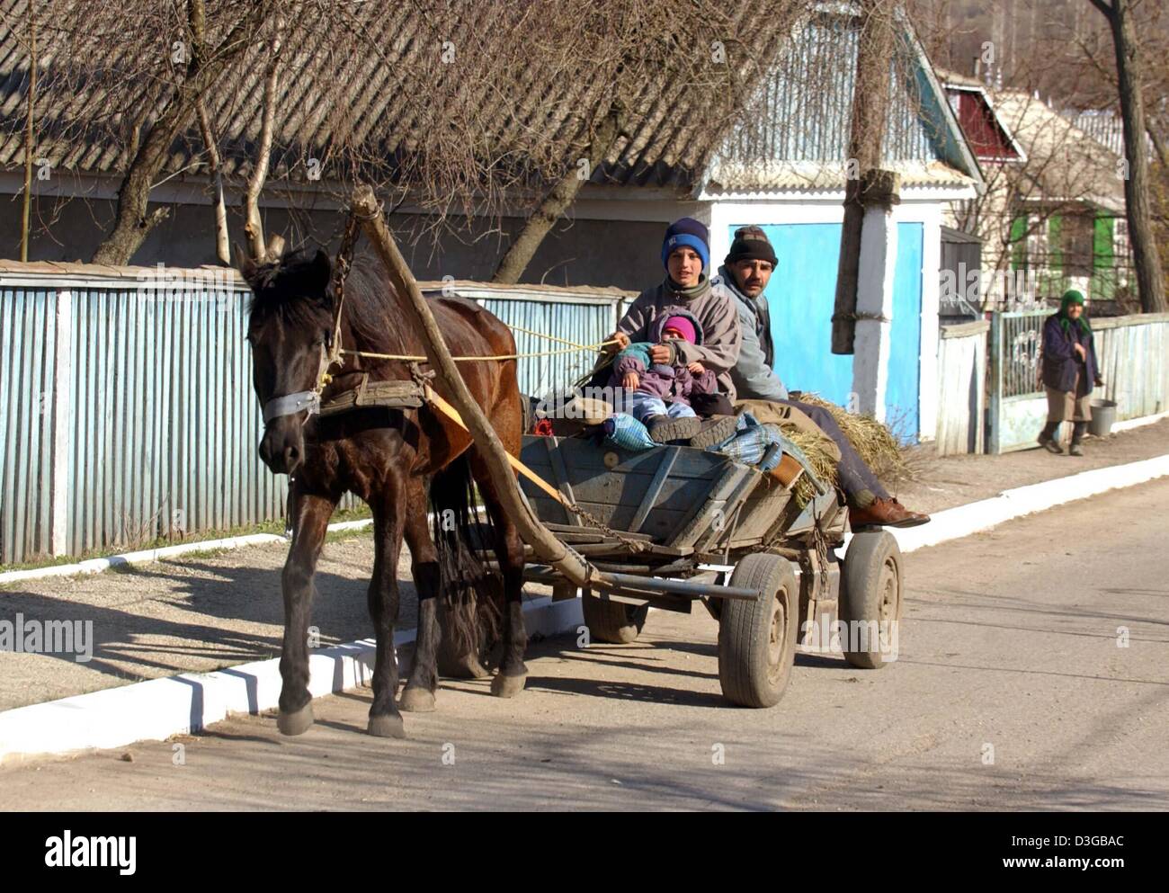 (dpa) - The photo shows a family with their child on a horse and cart ...