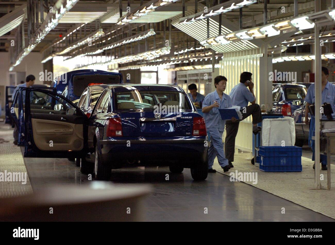 (dpa) - Chinese Volkswagen employees work in the assembly line at the ...