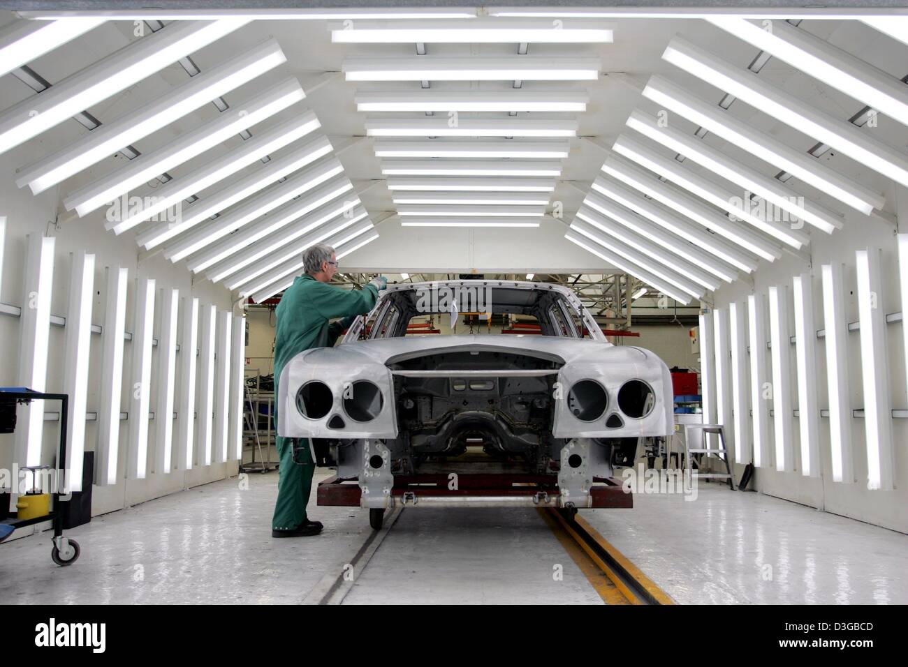 (dpa) - A worker in the production line of British carmaker Bentley ...