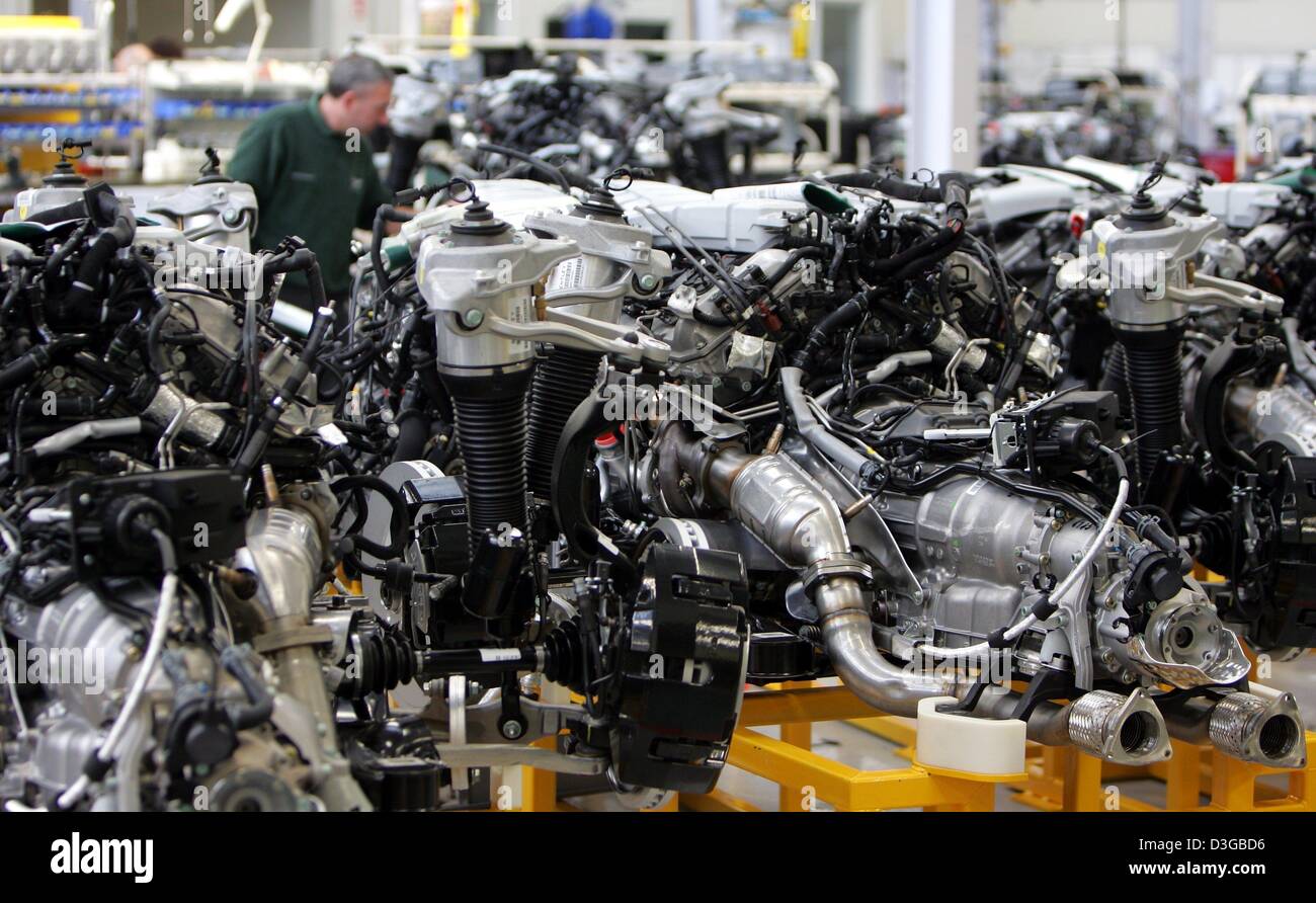 (dpa) - A worker in the production line of British carmaker Bentley ...