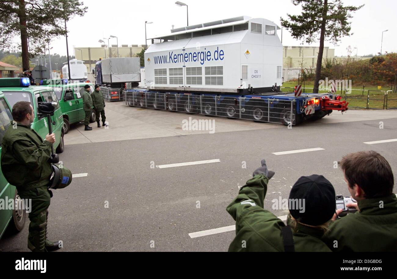 (dpa) - Twelve castor nuclear waste containers on trucks from the ...