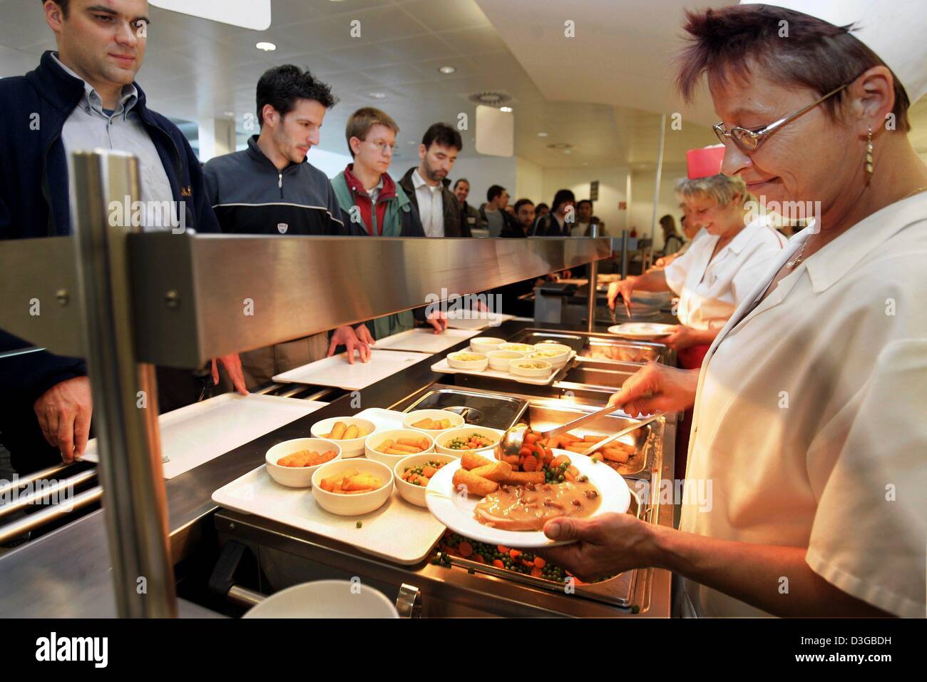(dpa) - A long line of hungry students has formed in the cafeteria at ...