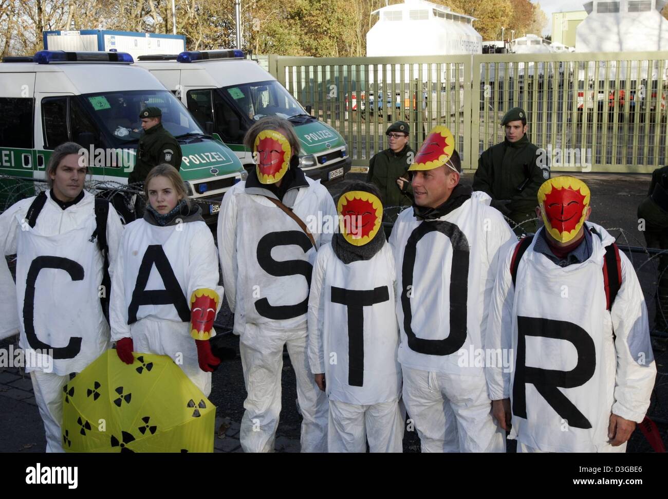 (dpa) - The letters 'CASTOR' can be read on the fronts of protesters ...