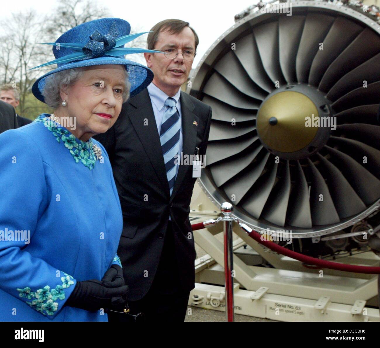 (dpa) - Her Majesty the Queen (L) and Axel Arendt, Chairman of Rolls ...