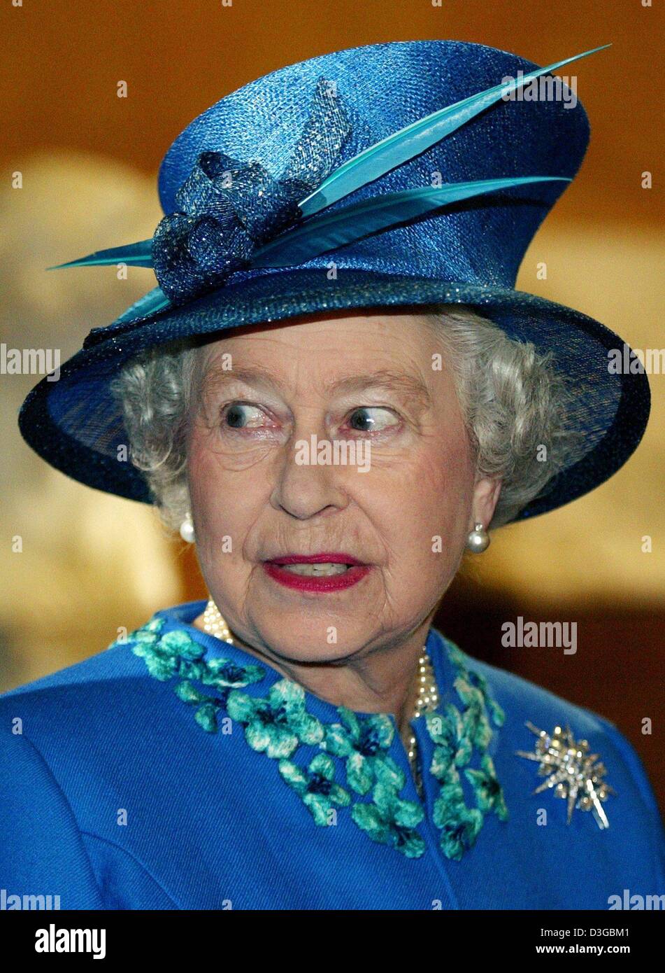 (dpa) - Her Majesty the Queen looks around the Alte Nationalgalerie ...