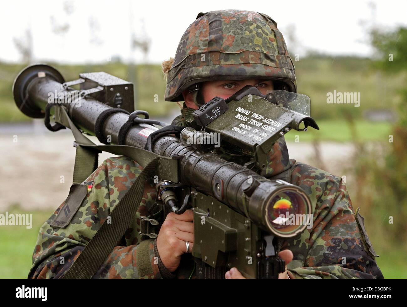 (dpa) - A soldier of the German Air Force object protection battalion ...