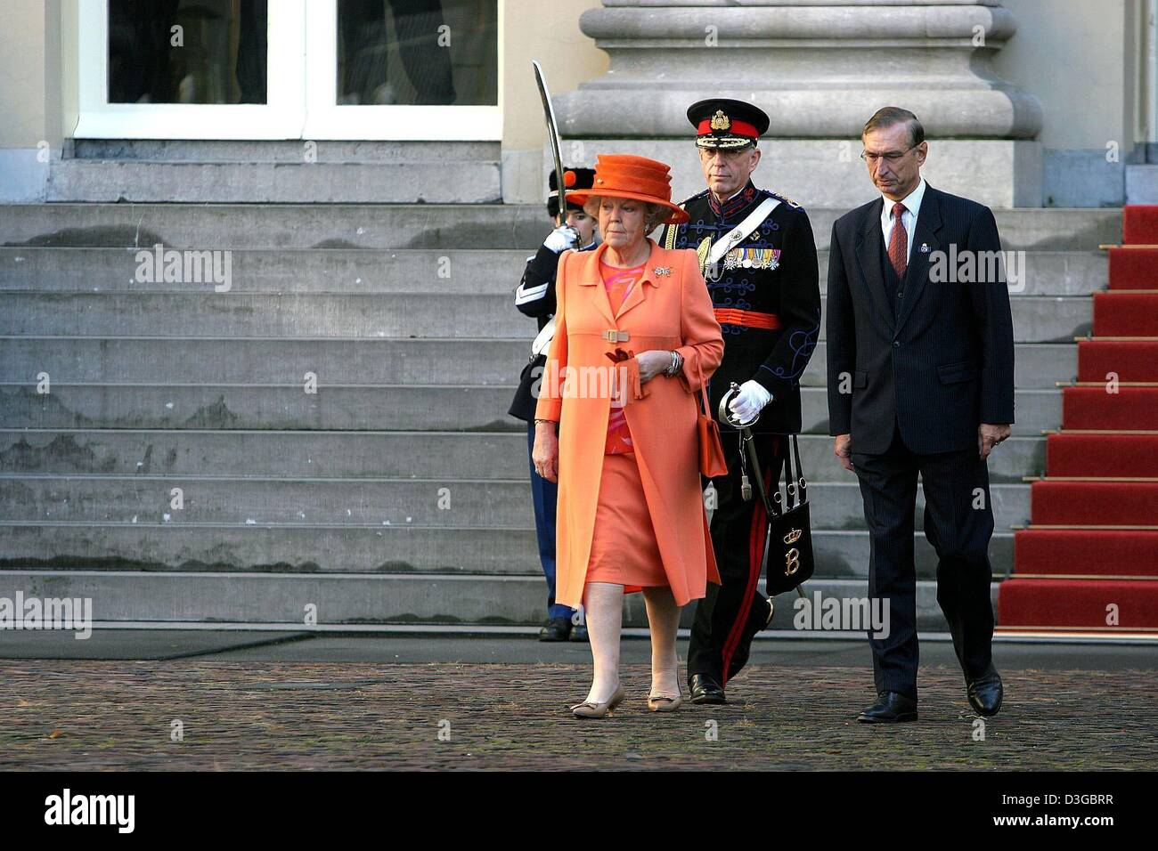 (dpa) - Dutch Queen Beatrix waits for the Polish President and his wife ...