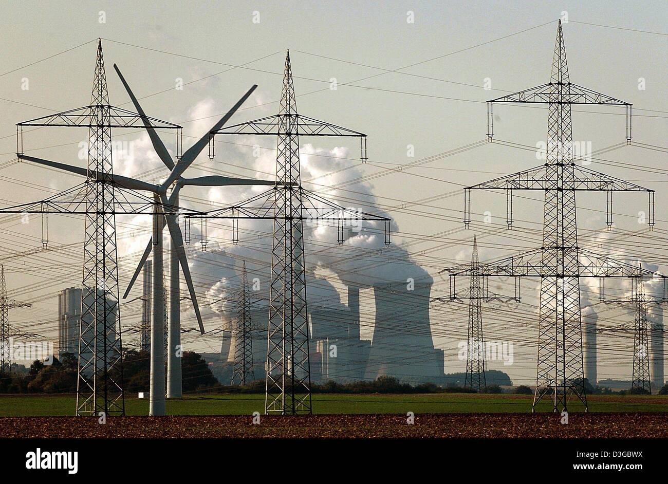 (dpa) - Thick steam rises from the chimneys of the RWE brown coal power ...