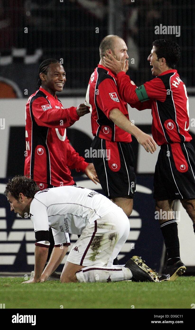 (dpa) Hanover players Julian de Guzman (L) and Altin Lala (R ...