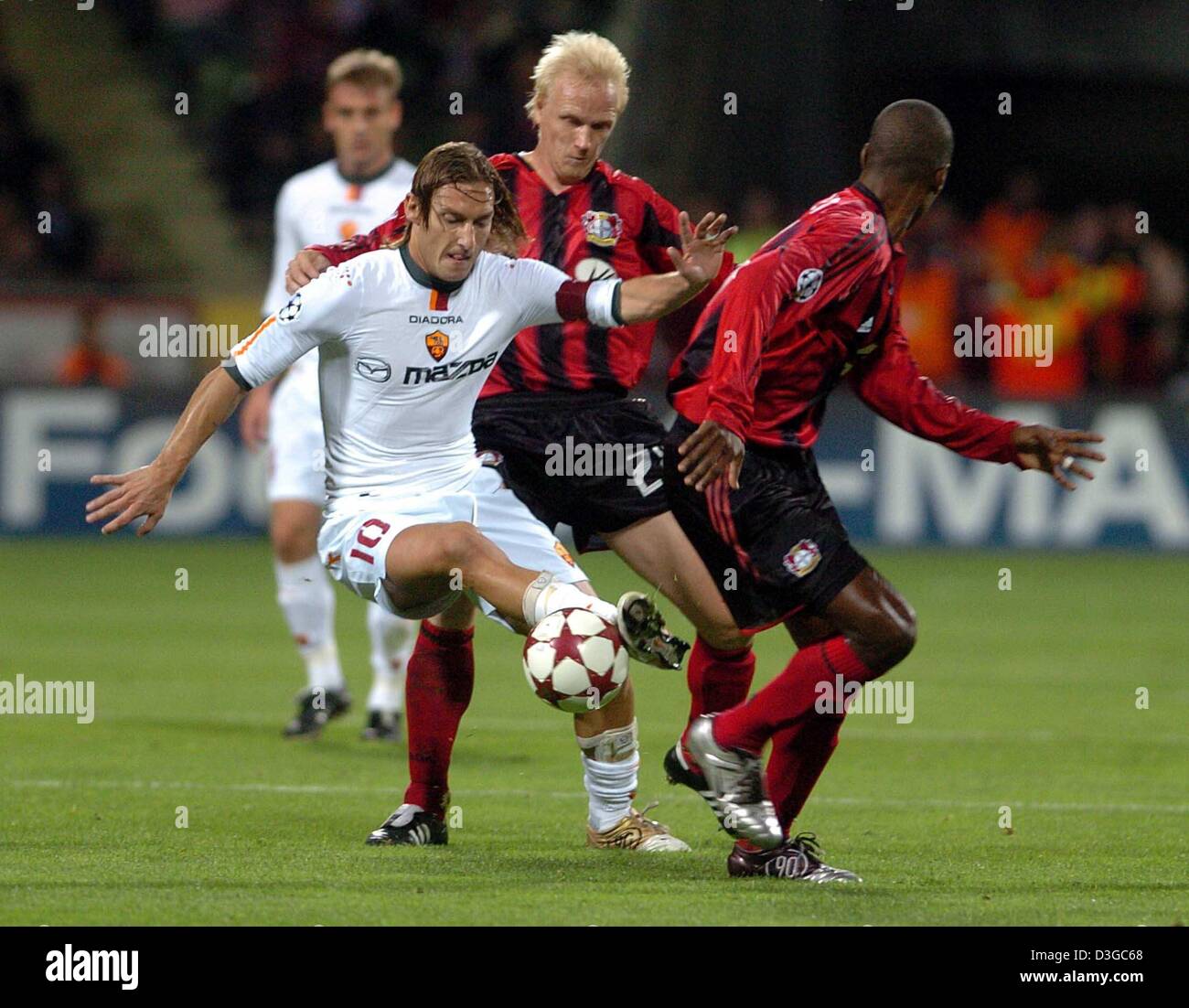 (dpa) - Leverkusen's Carsten Ramelow (C) and Juan (R) fight for the ...