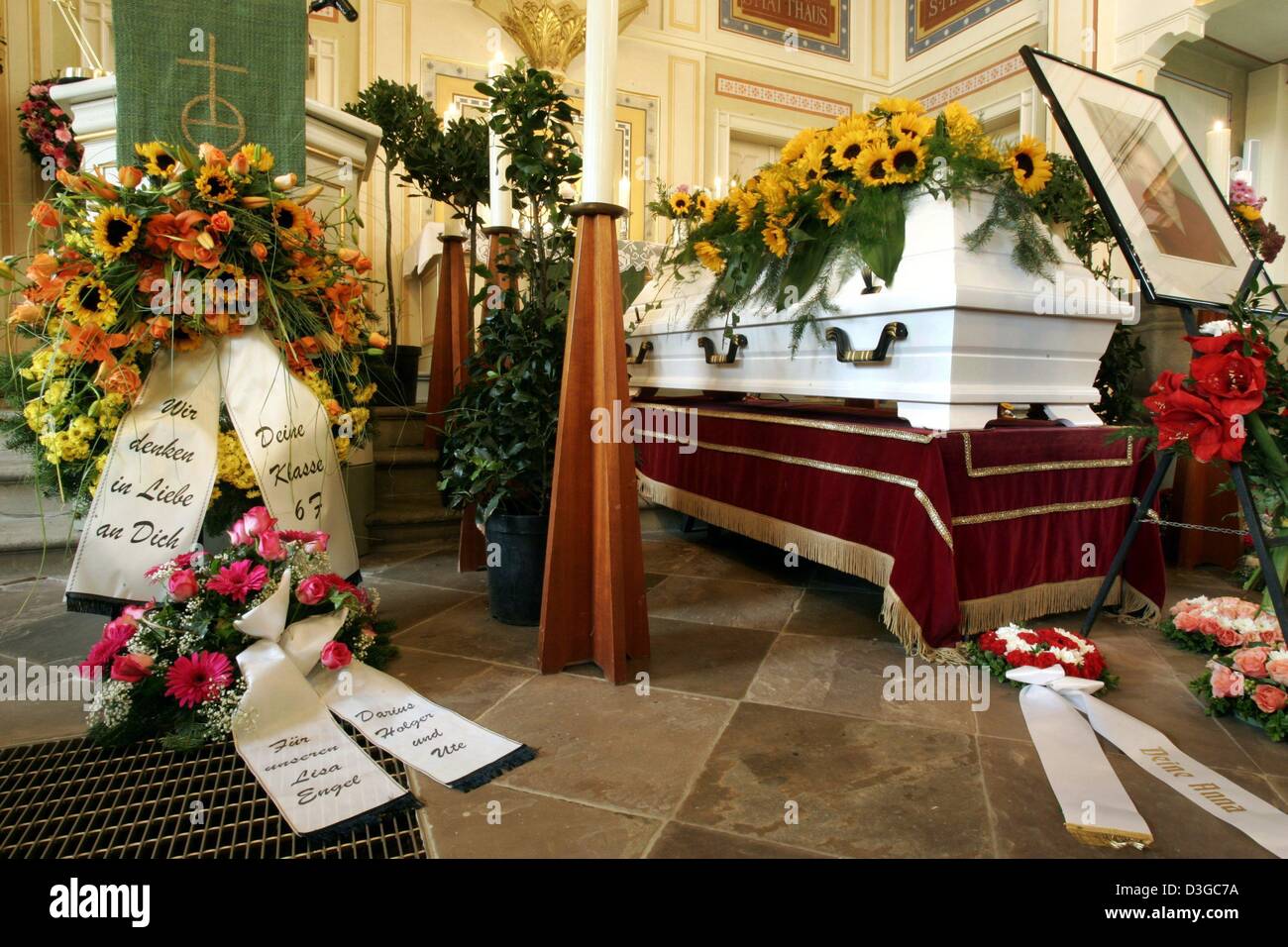 (dpa) - The coffin of Lisa, the girl who was murdered in Turkey, is ...