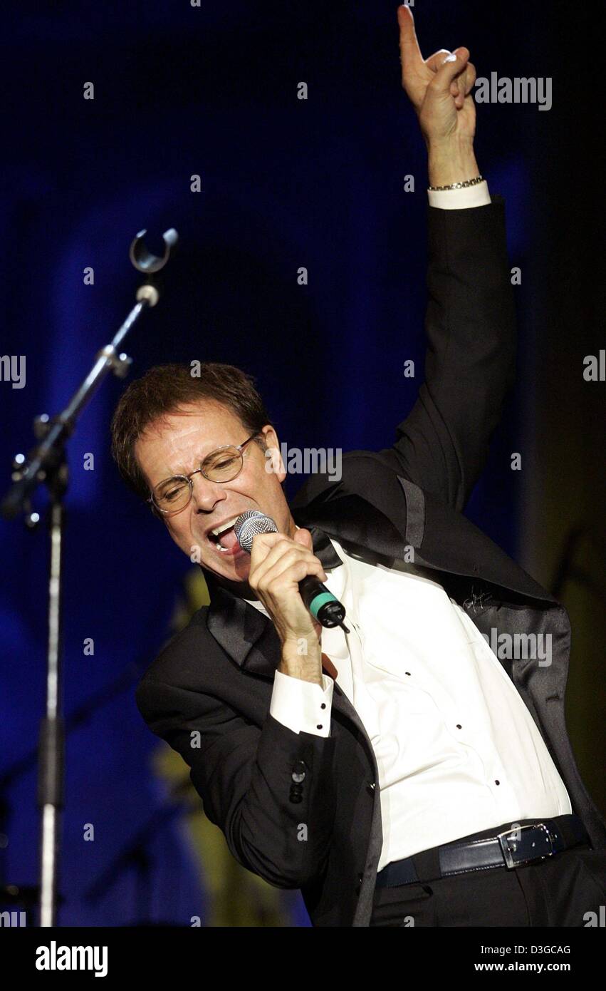 (dpa) - British singer Sir Cliff Richard performs at the 'Ball der ...