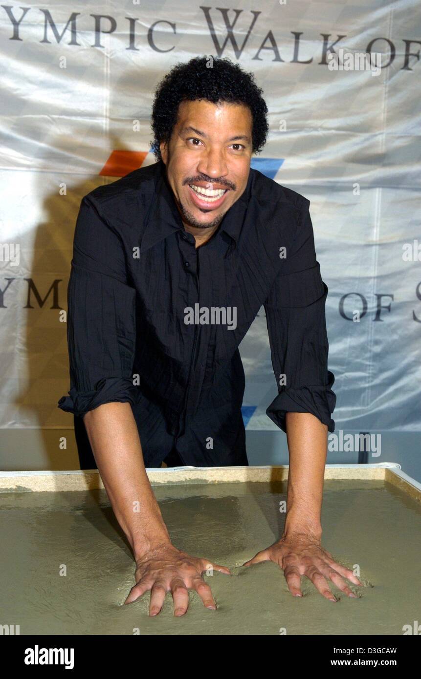 (dpa) - US singer Lionel Richie immortalises himself with his hand ...