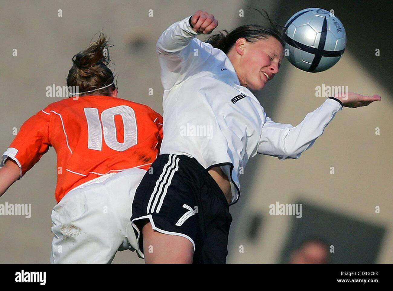 (dpa) - German soccer player Pia Wunderlich (R) in a heading duel with ...