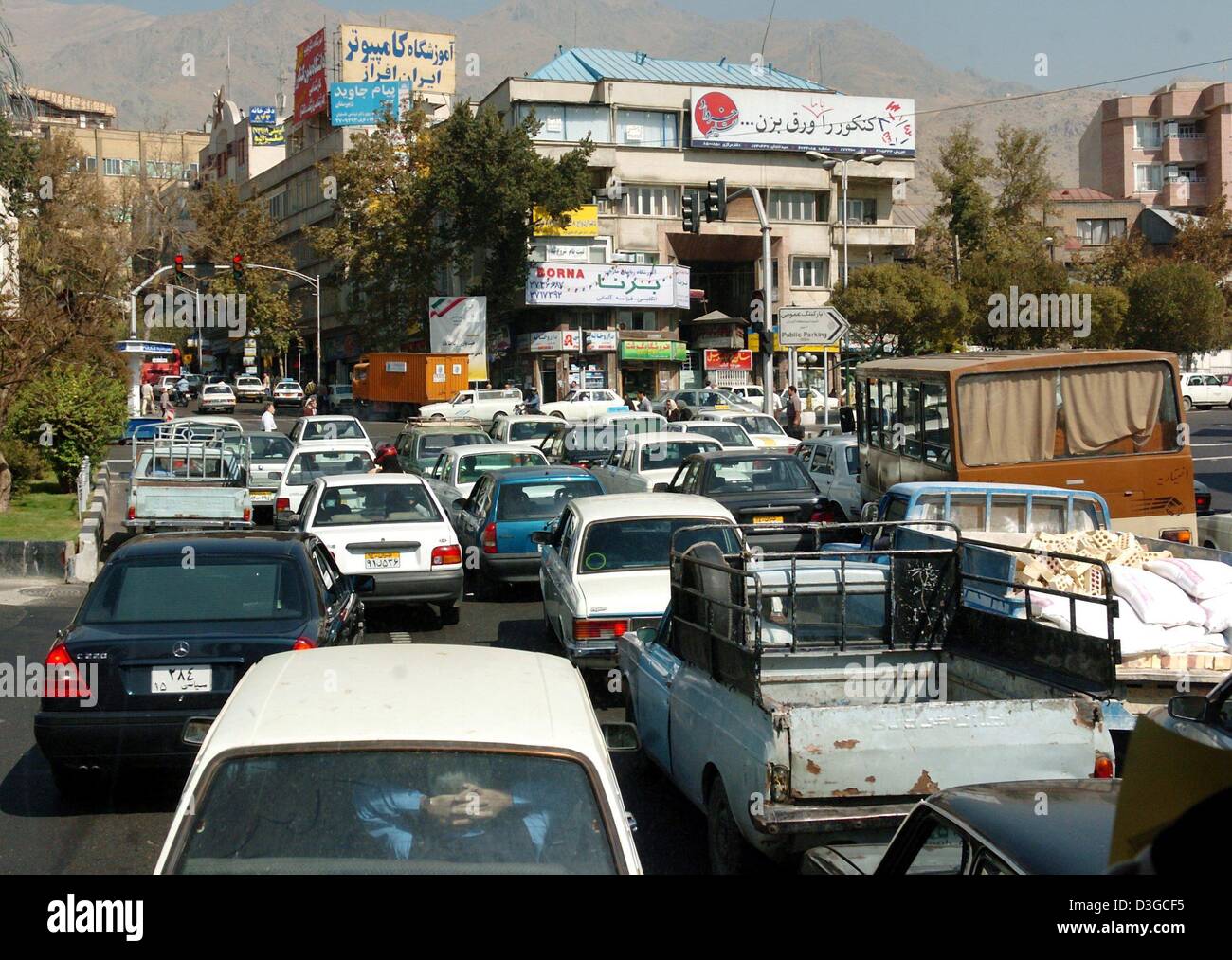 (dpa) - A view of a busy street in Tehran, the capital of Iran, 8 ...