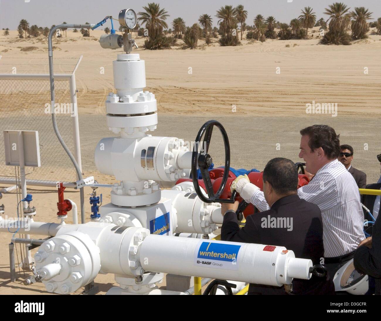 (dpa) - German Chancellor Gerhard Schroeder (R) and Libyan Prime ...