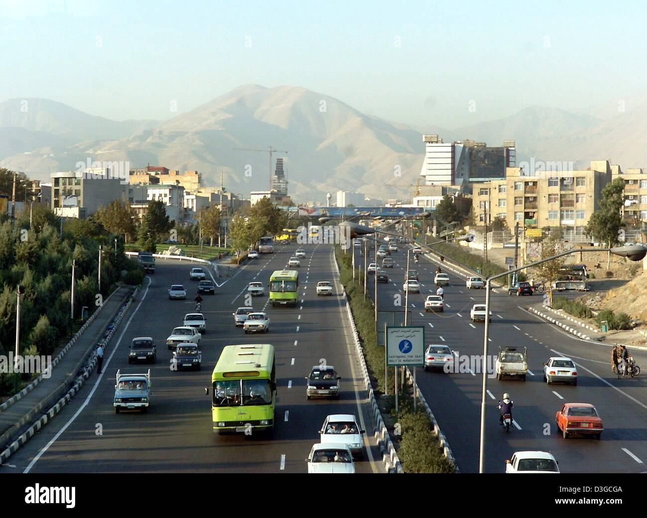 (dpa) - A view of the city highway in Tehran, the capital of Iran, 8 ...