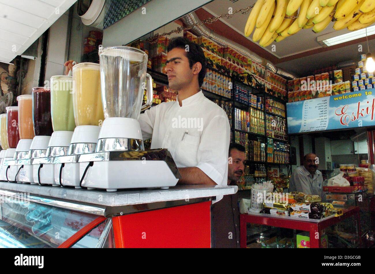 (dpa) - A juice merchant in Tehran, the capital of Iran, 8 October 2004 ...