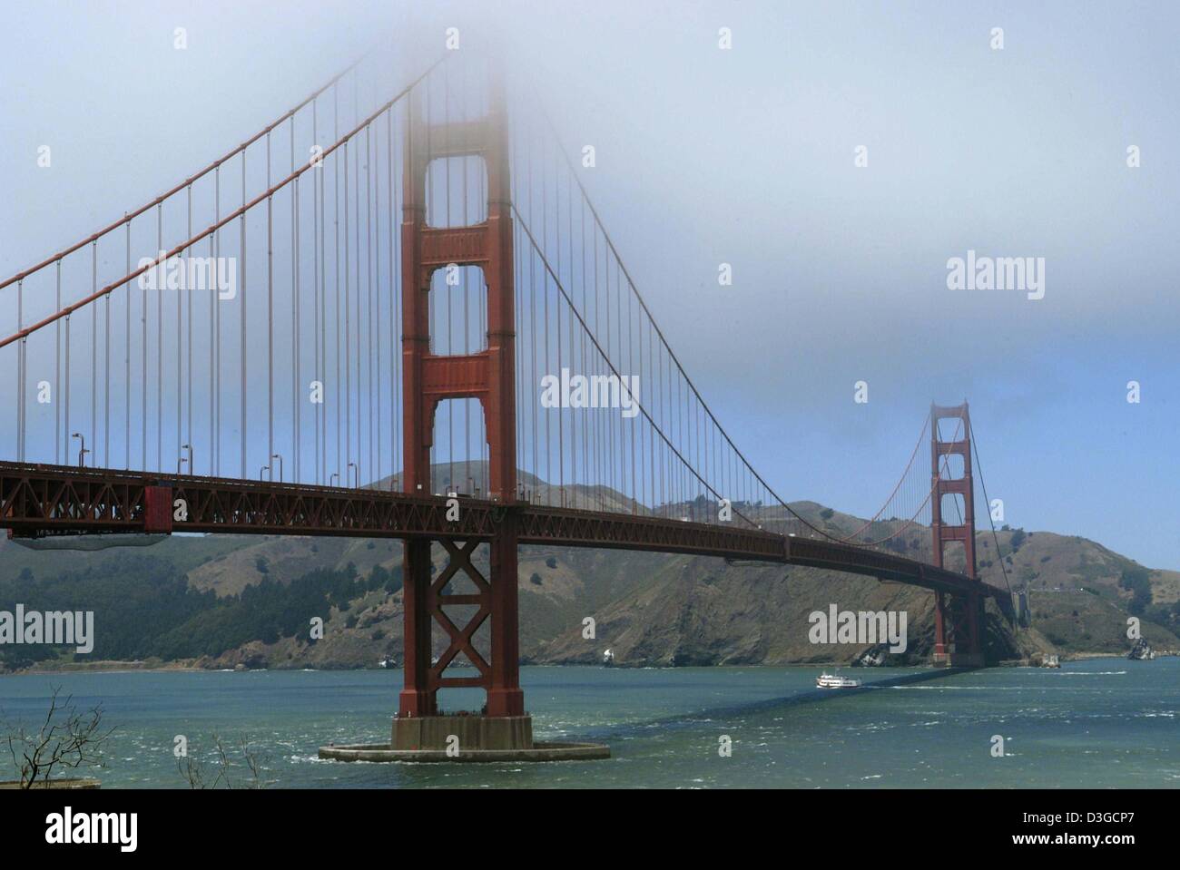 (dpa) - View of the world famous Golden Gate Bridge in the northern ...