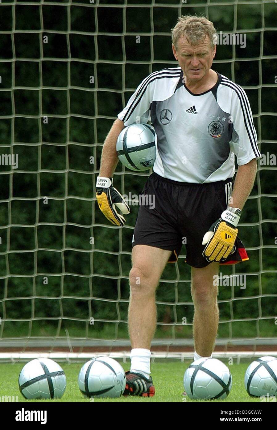 Arsenal Goalkeeping Coach High Resolution Stock Photography and Images ...